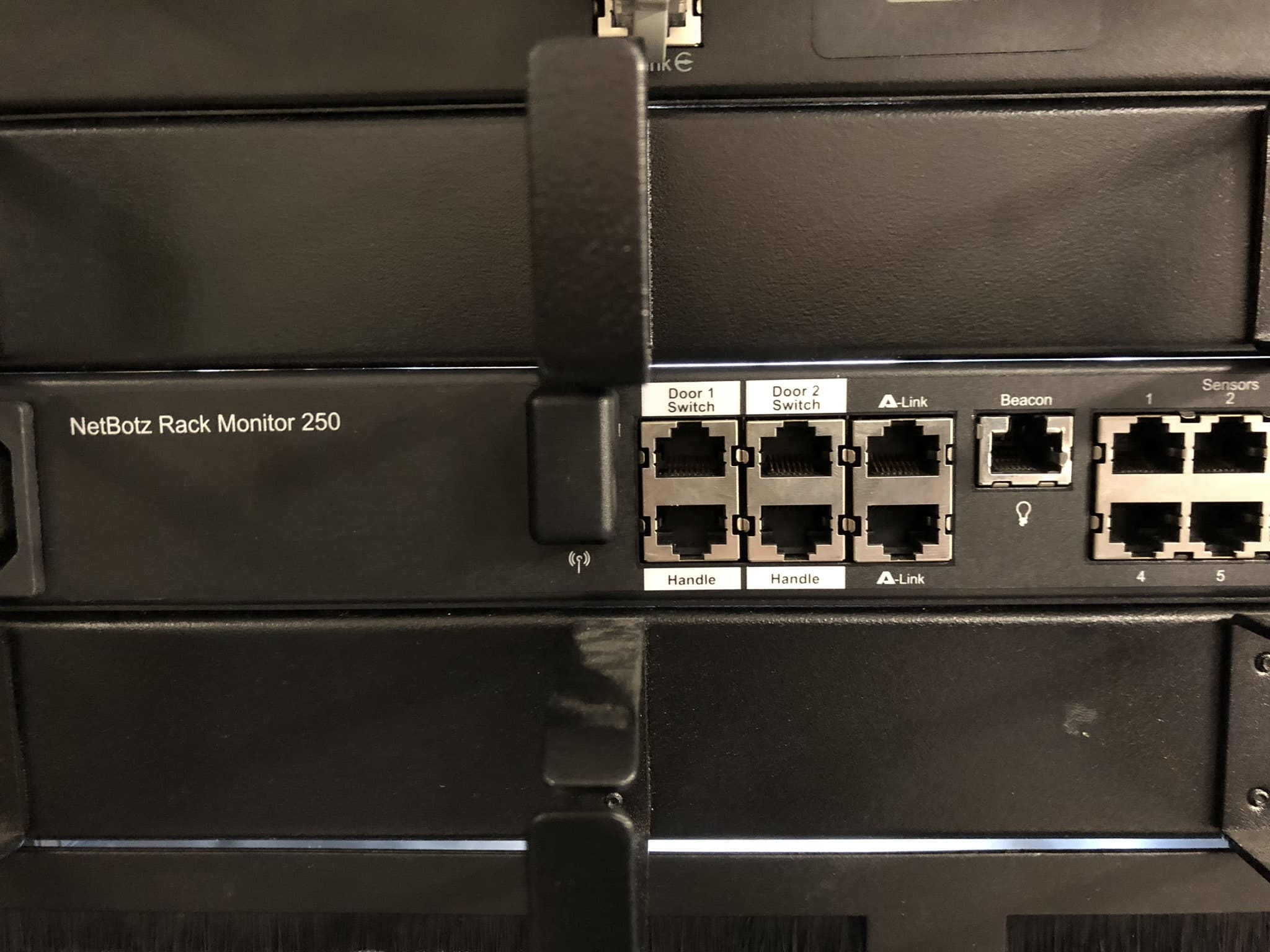 APC NetBotz 250 Environmental Monitoring Appliance - NBRK0250 - Ecl-ips